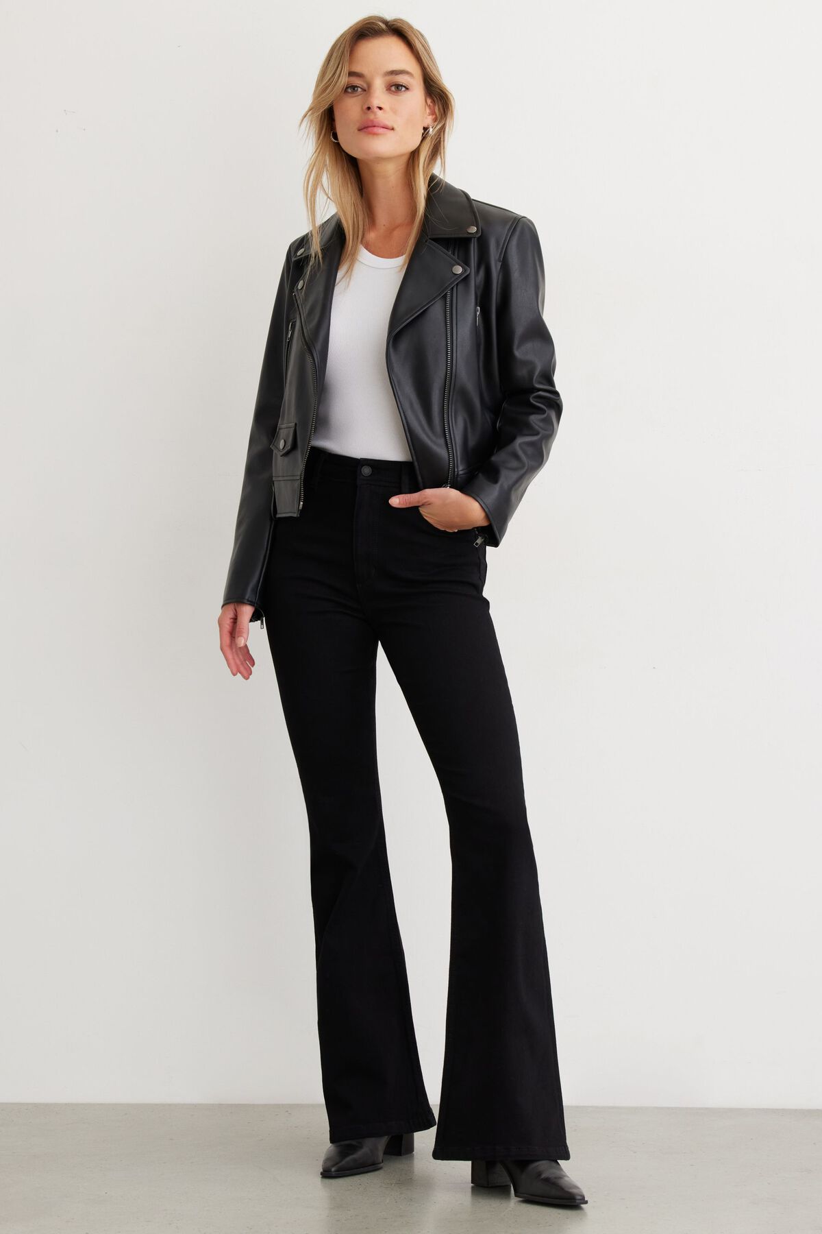 Hailey Flared Jeans Black | Dynamite